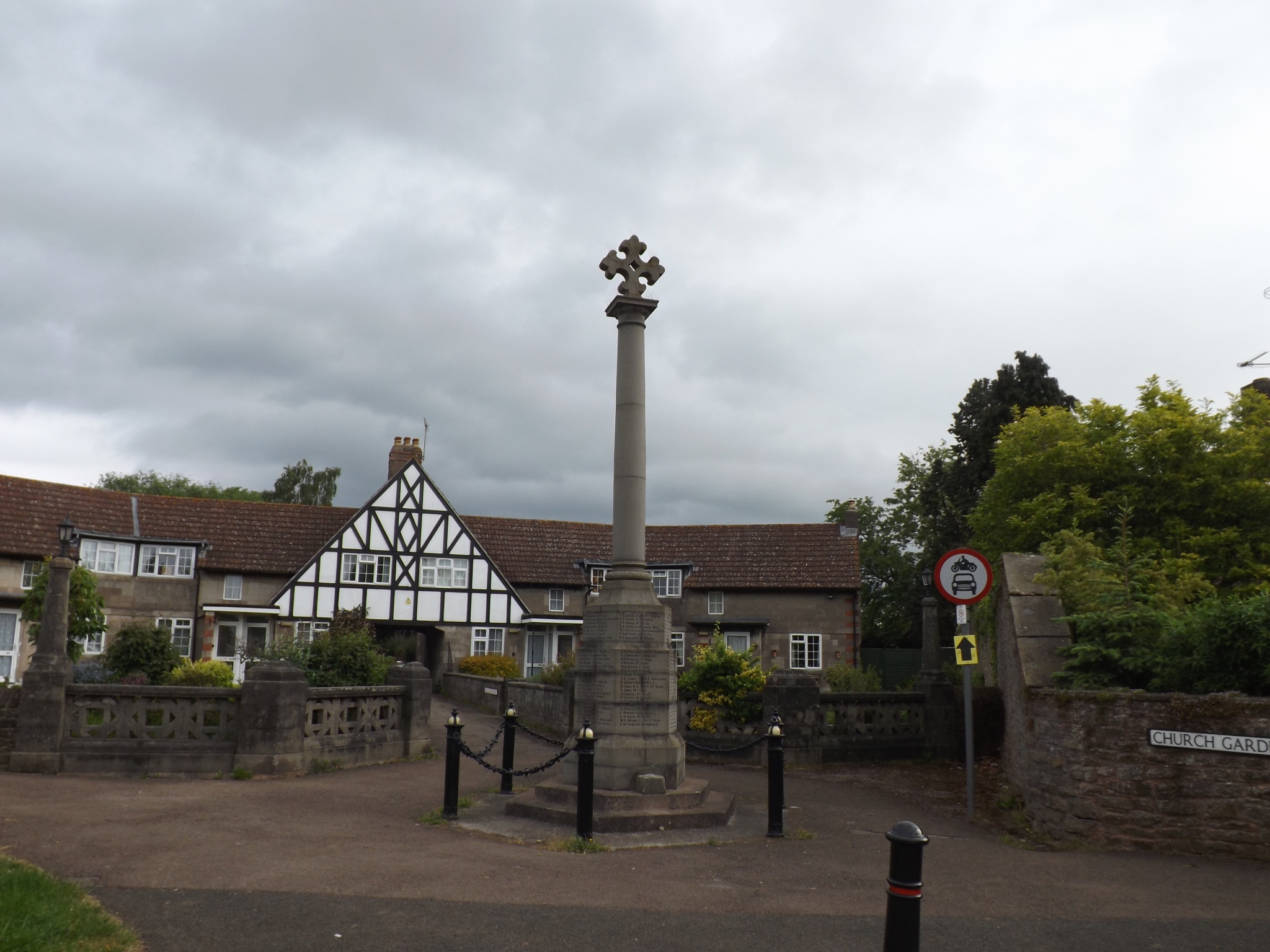 LYDNEY War memorial - War Memorials Online